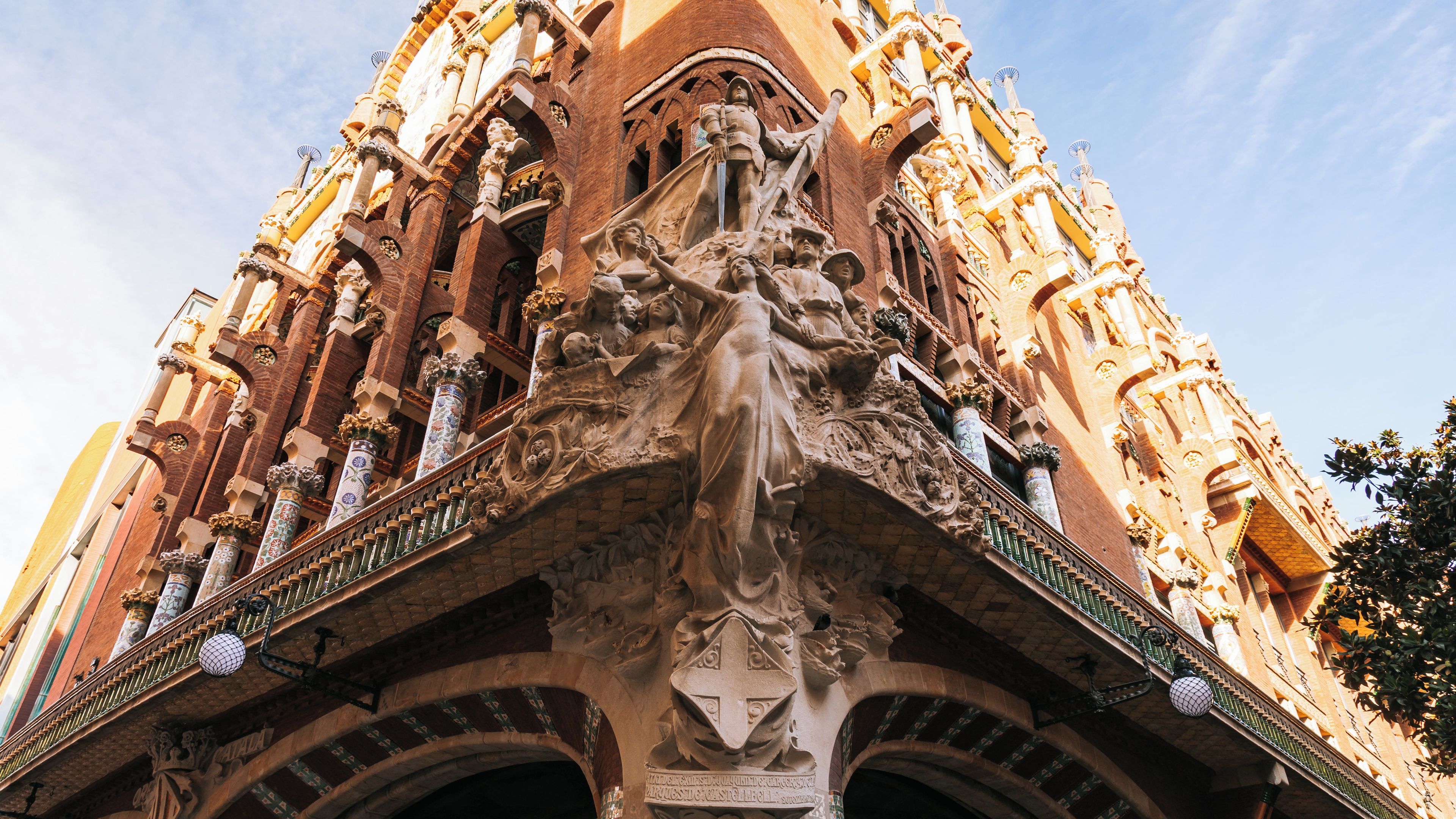 Fachada arquitetônica detalhada com esculturas ornamentadas e colunas.