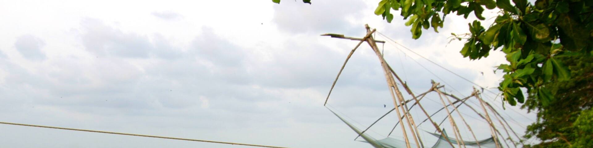 Kochi mostrando paisagem, paisagens litorâneas e caiaque ou canoagem