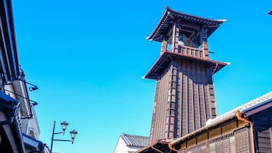 Uma pagode japonesa tradicional com telhado ladrilhado e um campanário.
