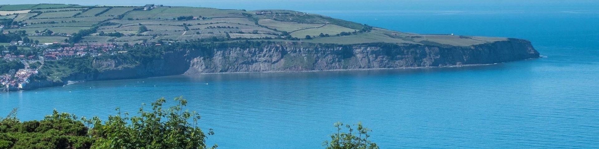 Summer sun in Ravenscar, North Yorkshire, a beautiful place to visit! An amazing view with Robinhoods bay in the background.
#LikeALocal #ravenscar #seaside #seaview #coast #whitby #scarborough #robinhoodsbay
