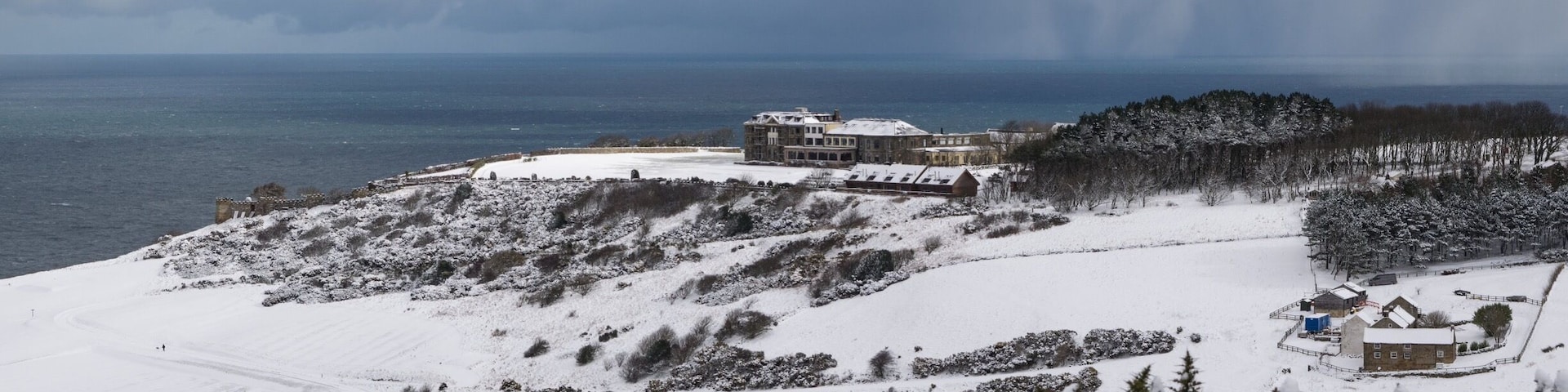 The Ravenhall hotel in snowy Ravenscar
#BeachTips
#LikeALocal #ravenscar #seaside #seaview #coast #whitby #scarborough #robinhoodsbay