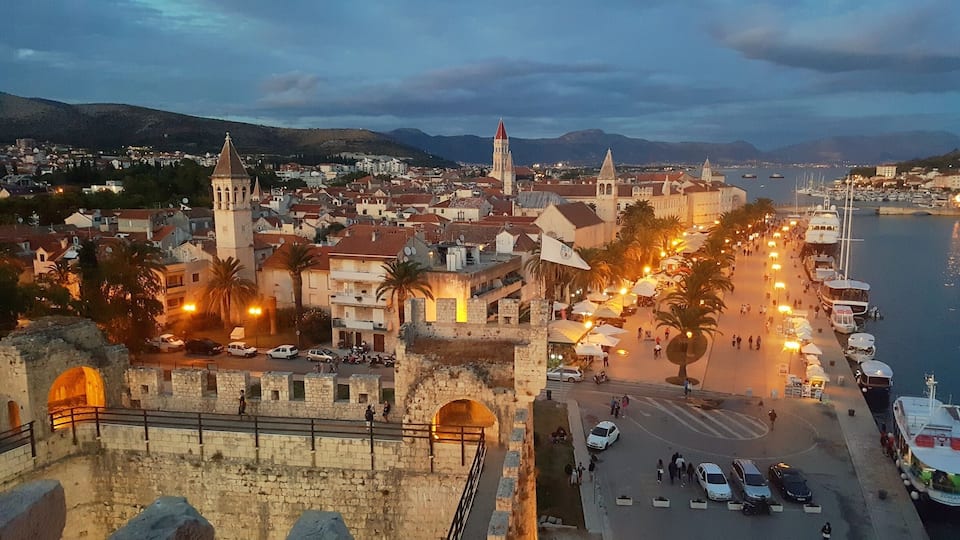 Night is starting, the lights are on, the evening is beautiful!