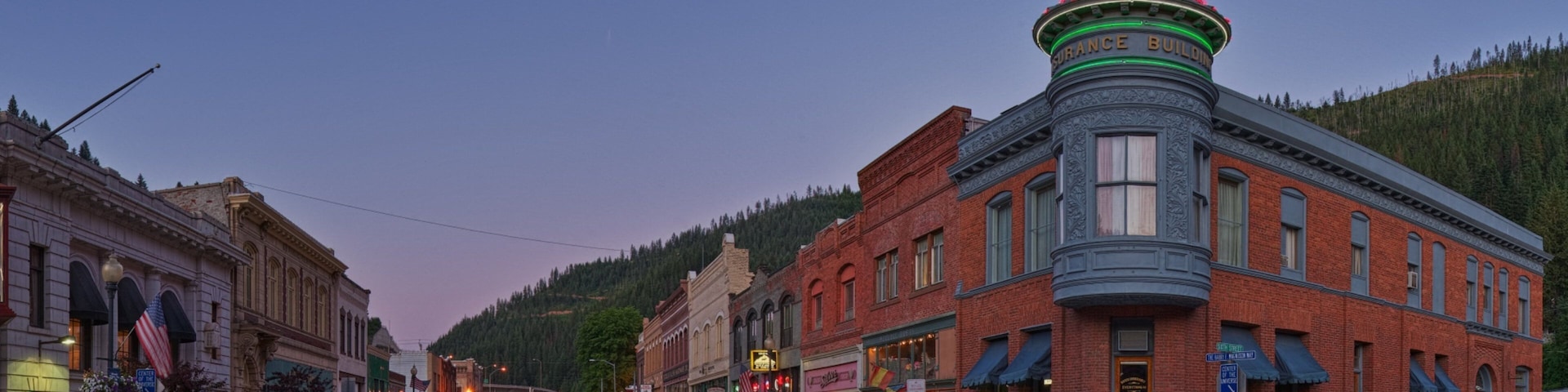 Wallace mostrando elementos de patrimônio e cenas noturnas