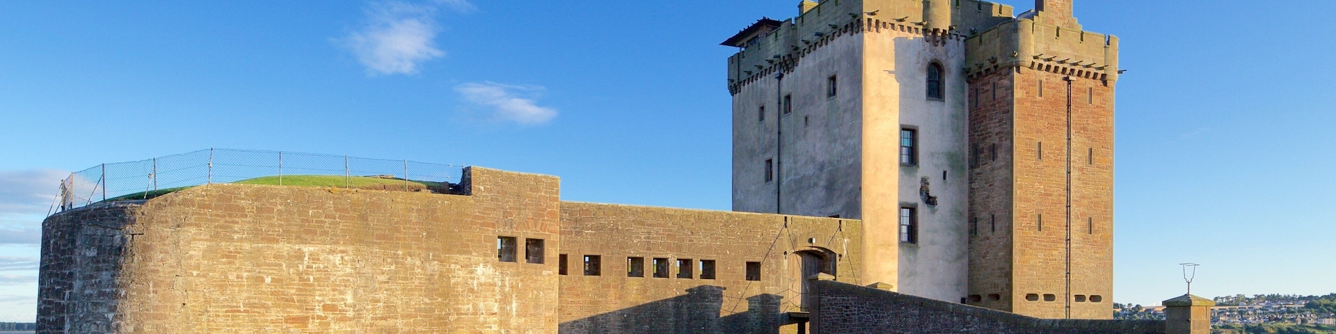 Broughty Ferry showing a castle
