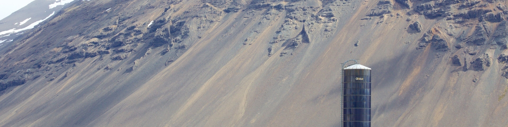 Leste da Islândia que inclui montanhas e cenas tranquilas