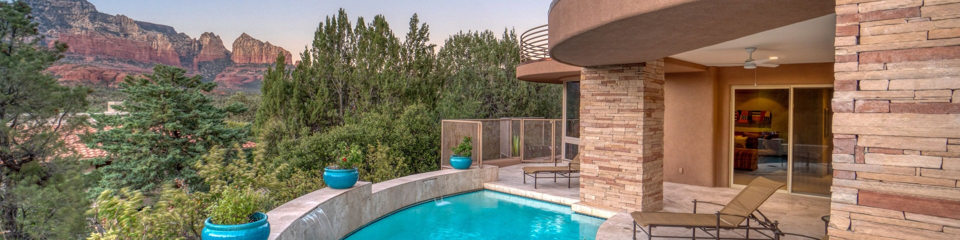 Piscina com vista para montanhas e árvores.