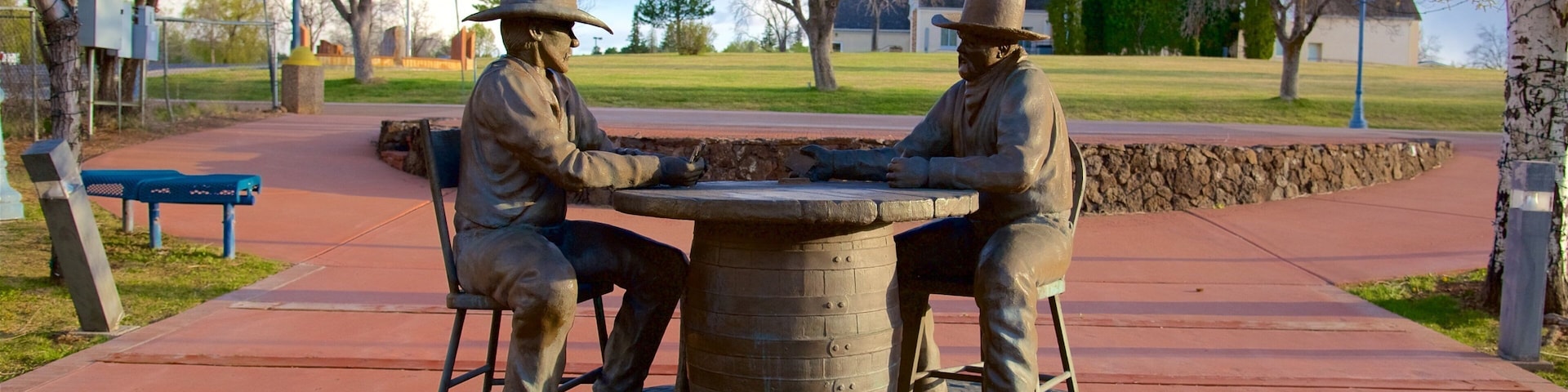 Show Low que inclui uma estátua ou escultura