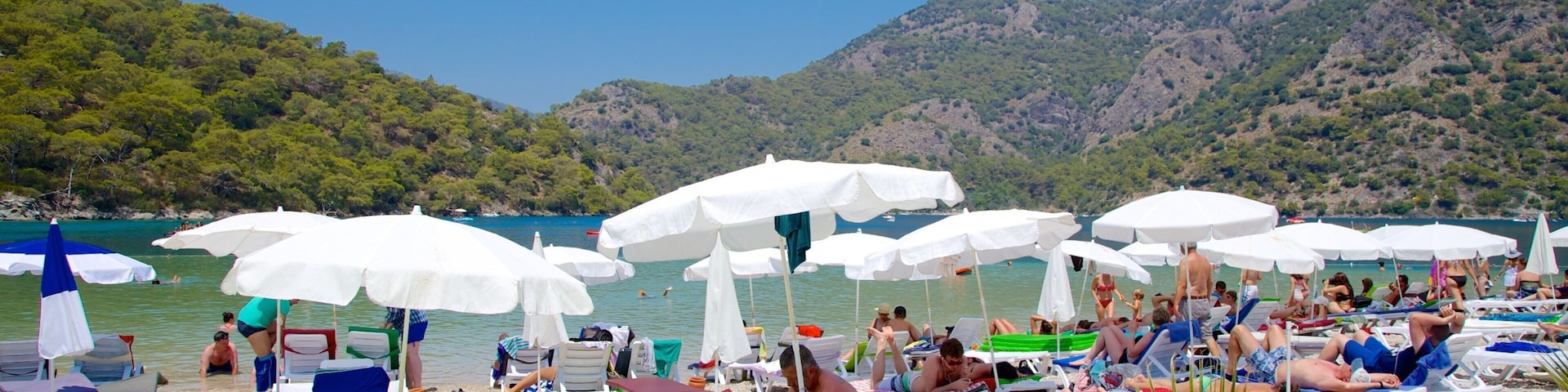 Oludeniz mostrando uma praia de pedras