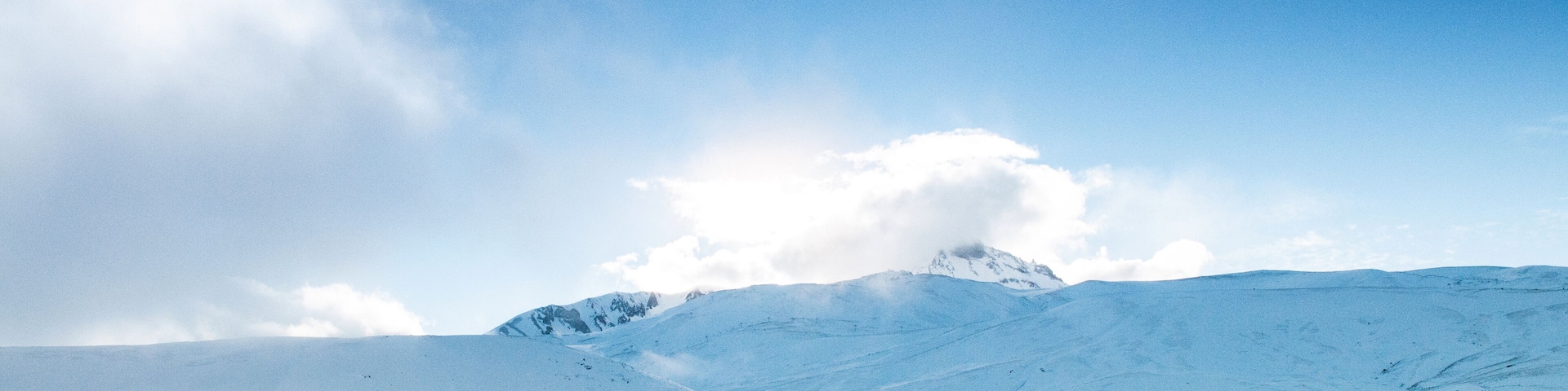 Cordilheira coberta de neve sob um céu azul límpido.