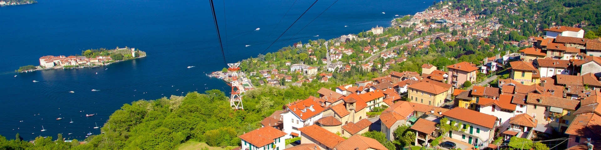Funivia Stresa-Alpino-Mottarone que inclui um lago ou charco, uma gôndola e imagens da ilha