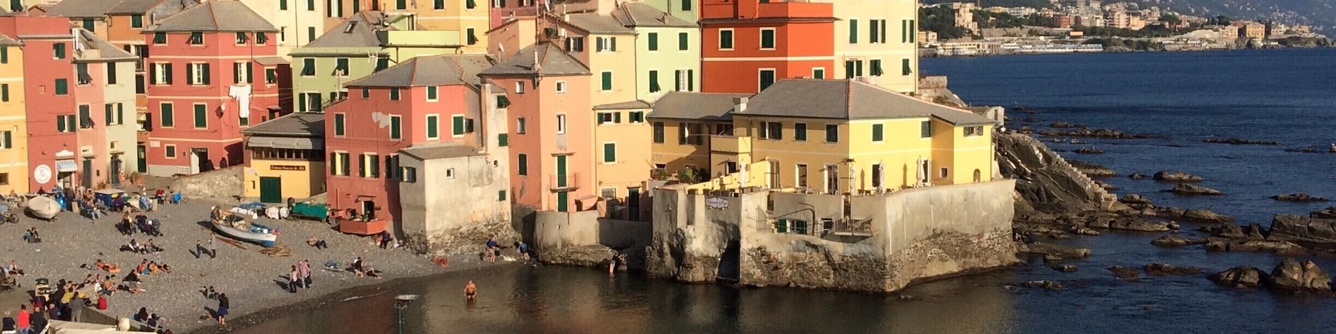 Boccadasse è un antico borgo marinaro della città di Genova, che fa parte del quartiere di Albaro.