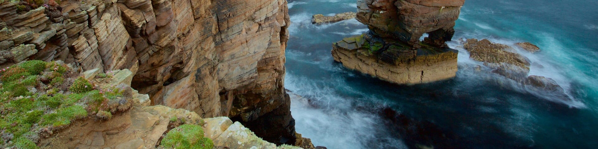 Stromness mostrando cenas tranquilas e litoral rochoso
