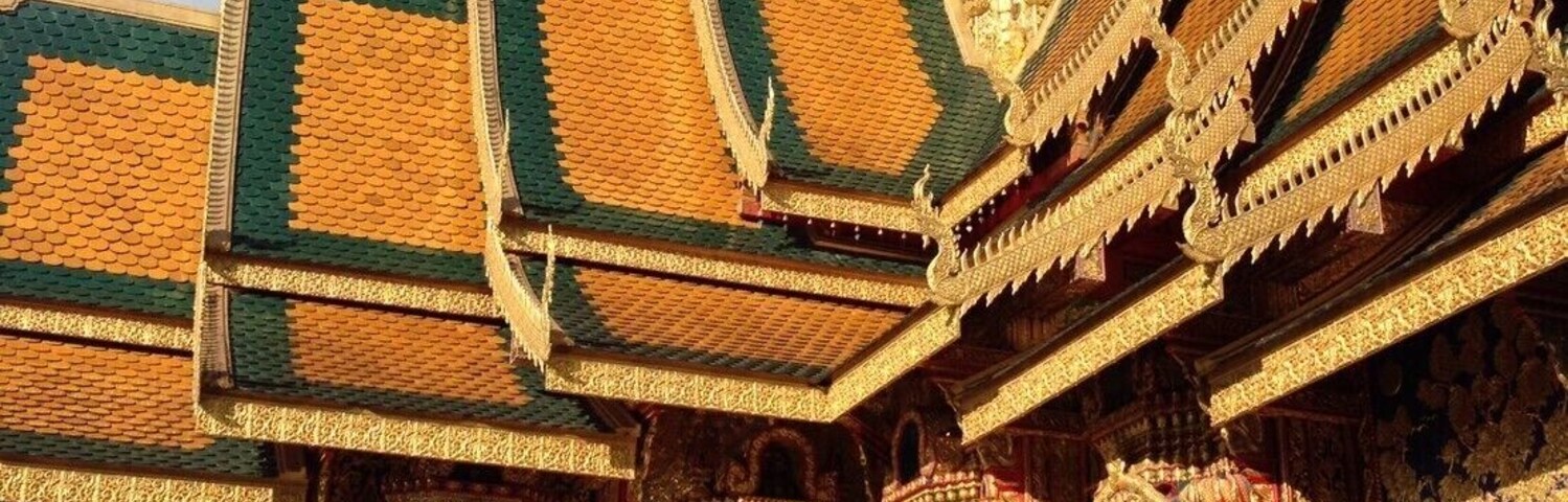 Um templo com telhados dourados ricamente decorados e esculturas detalhadas.