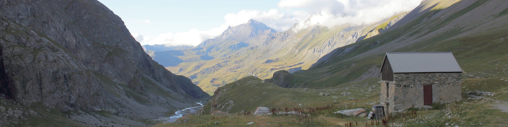 Outhouse Refuge de l'Alpe de Villar-d'Arene, (2078 m)