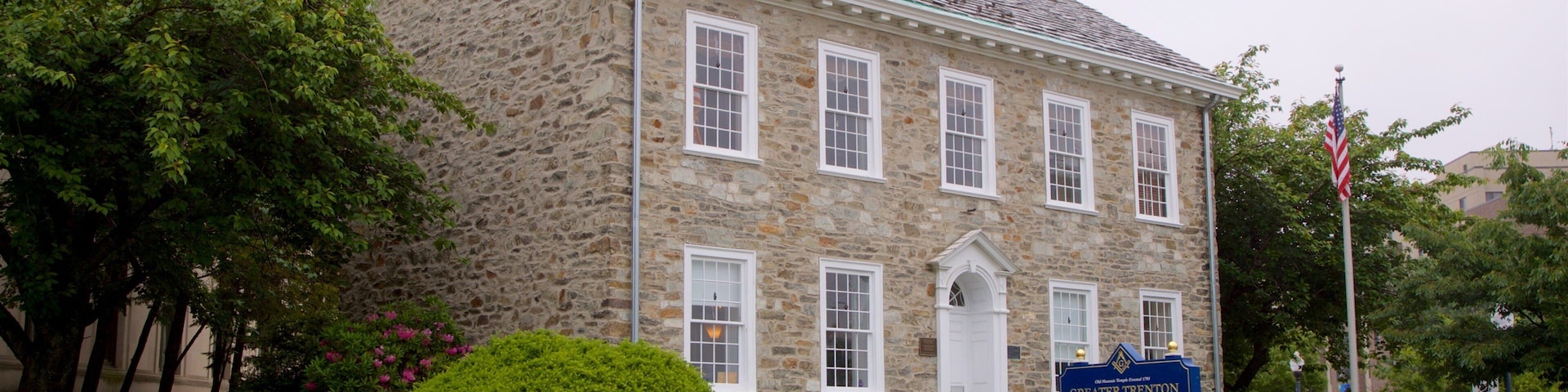 Um edifício de pedra com uma placa para o Greater Trenton Visitors Center.