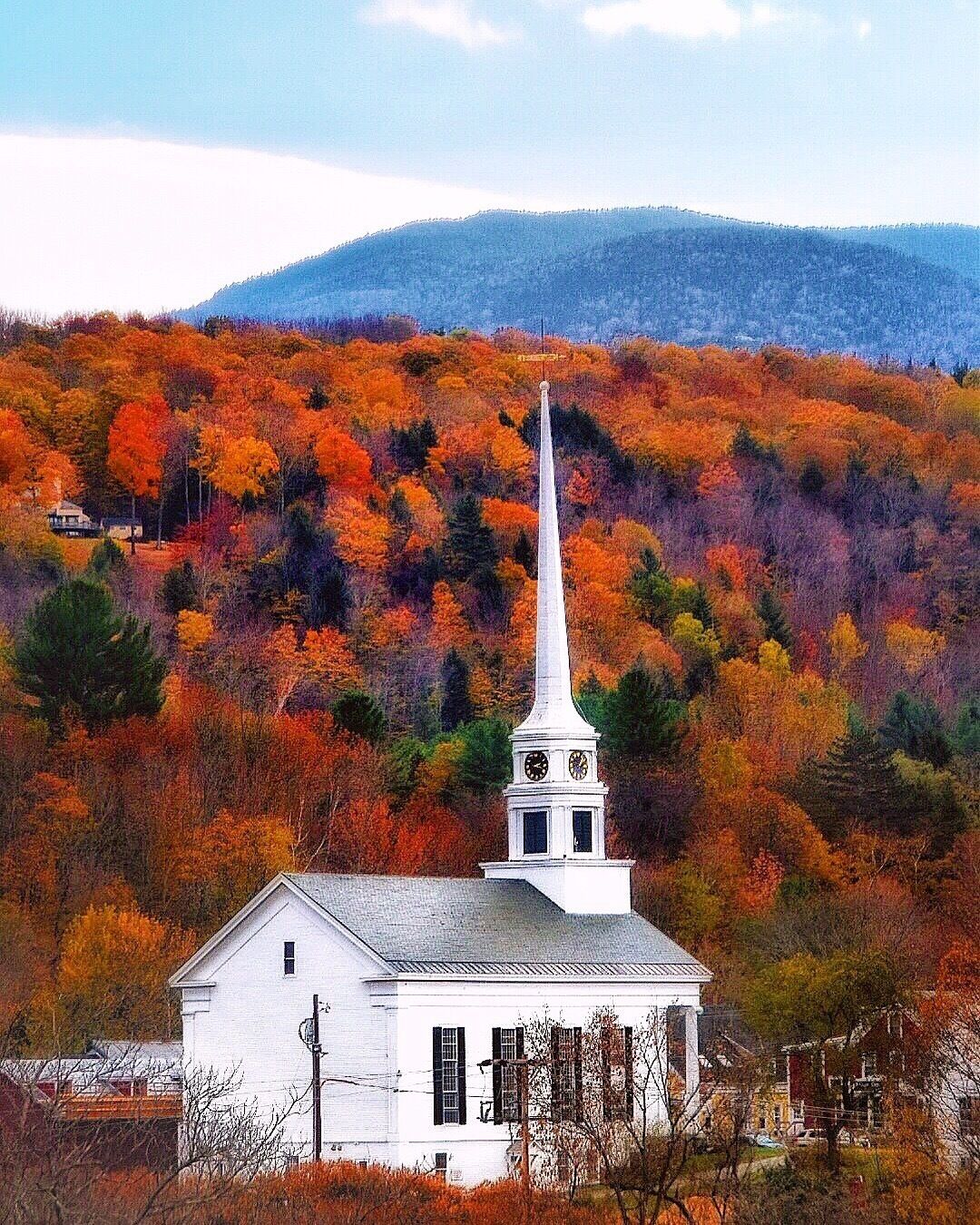 PERFECT Autumn Scene #FallSeason #AutumnSeason #Fall #Autumn #Greatoutdoors #colorful #newengland #travel #expedian #fallfoliage #vermont
