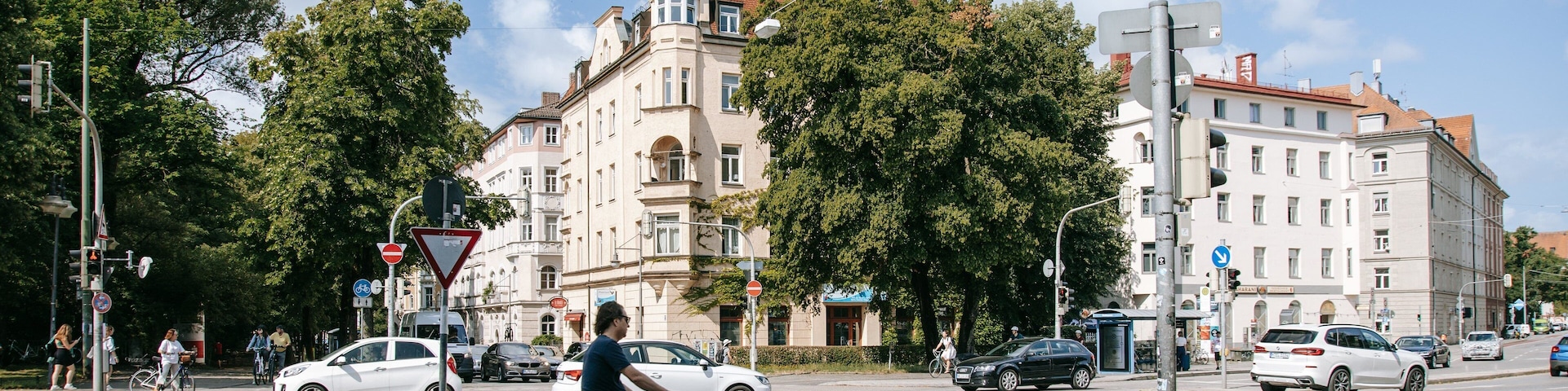 Isarvorstadt which includes street scenes, cycling and a city