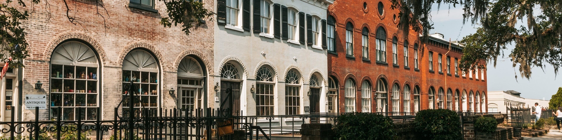 Historic Downtown Savannah showing heritage architecture