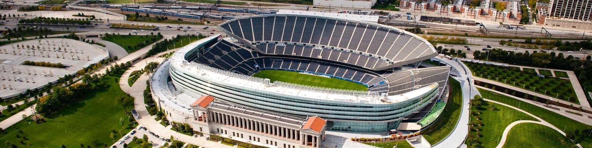 Soldier Field que inclui uma cidade e paisagem