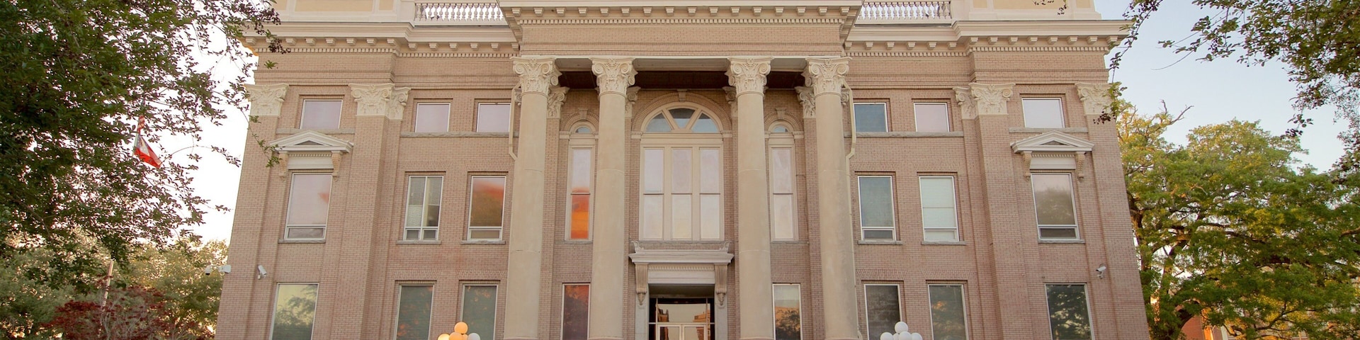 Thomasville showing a house, heritage architecture and a sunset