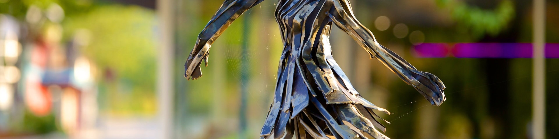 Escultura de uma figura feita de jornal.
