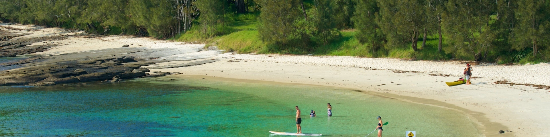 Huskisson caracterizando uma praia e paisagens litorâneas assim como um pequeno grupo de pessoas