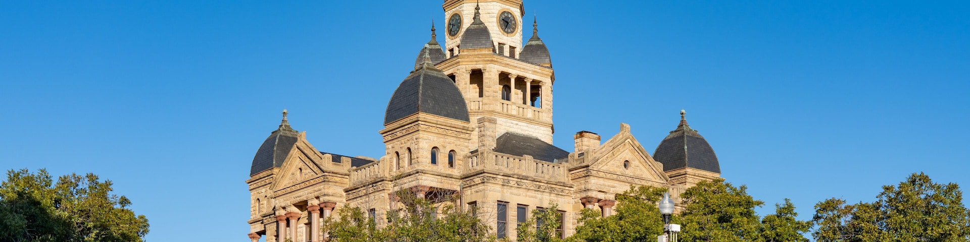 Um edifício histórico com várias cúpulas e um campanário.