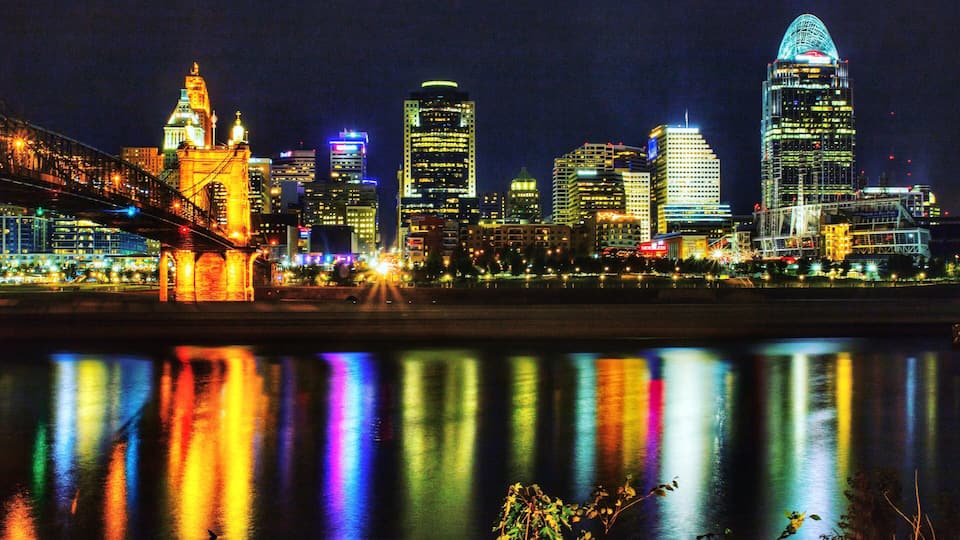 Cincinnati skyline at night