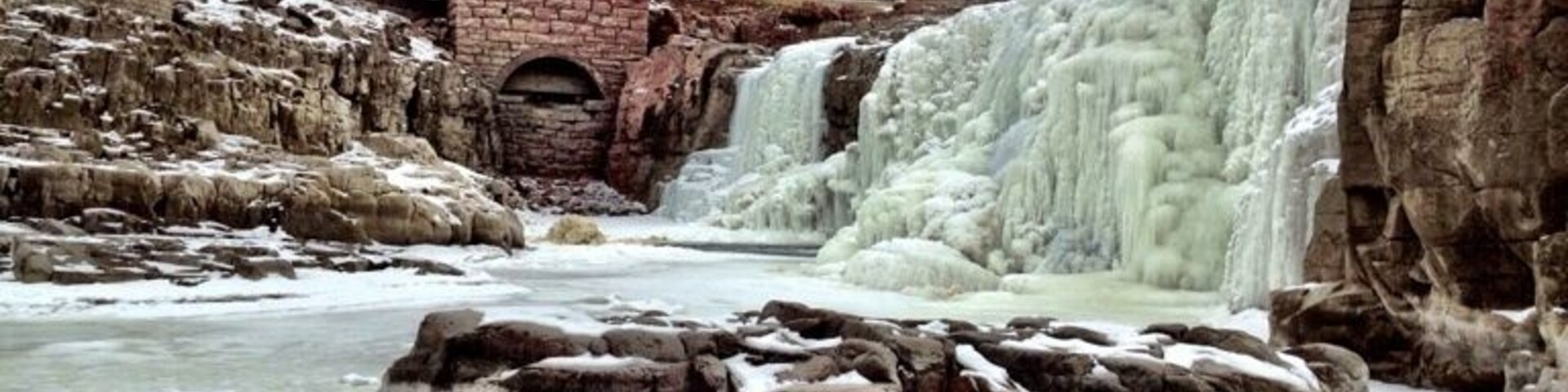 Beautiful park containing the famous Sioux Falls on the Sioux River in winter. What remains of a hundred year old mill can be seen. #waterfalls #siouxfalls #southdakota #travel #river #winter #ice #park #mill
#localgem #snow