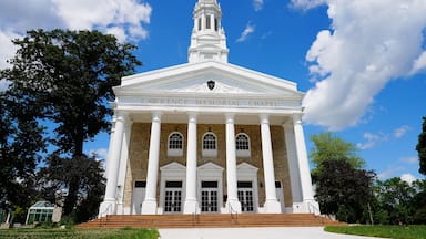 Um edifício branco com colunas e uma torre sineira, com a inscrição 'Lawrence Memorial Chapel'.