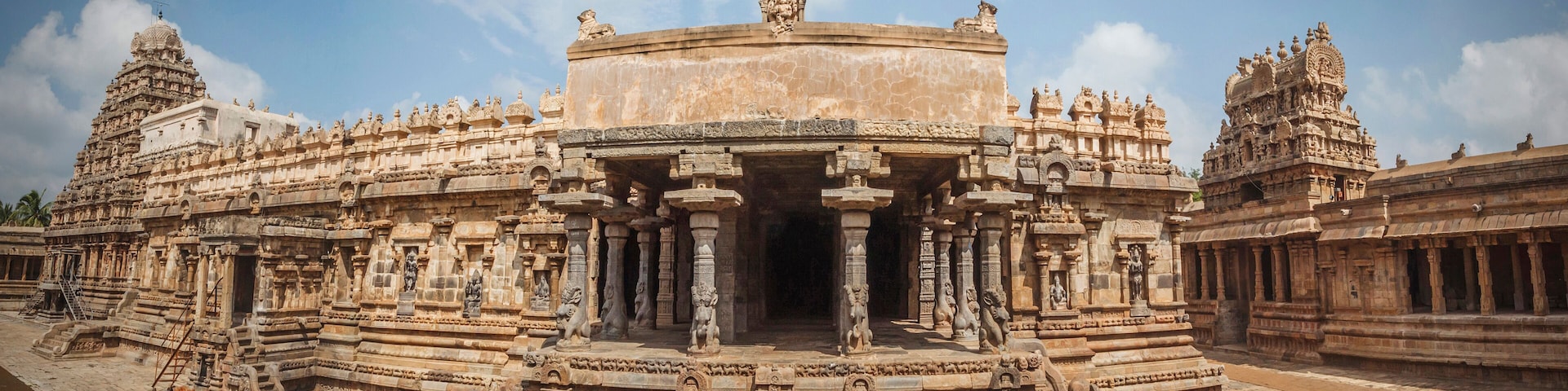 Um templo com esculturas elaboradas e uma grande cúpula central.