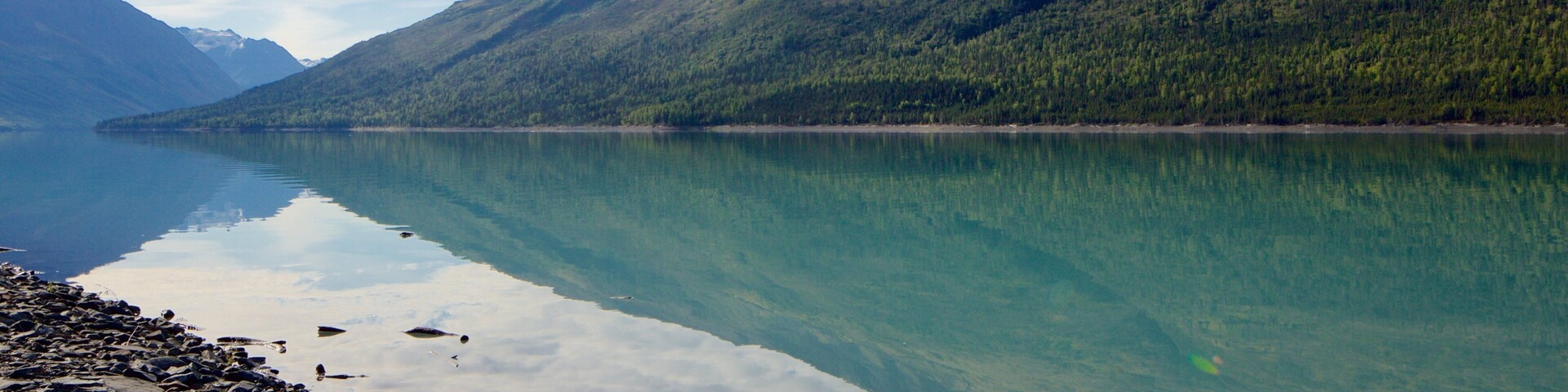 Eklutna Lake mostrando um lago ou charco