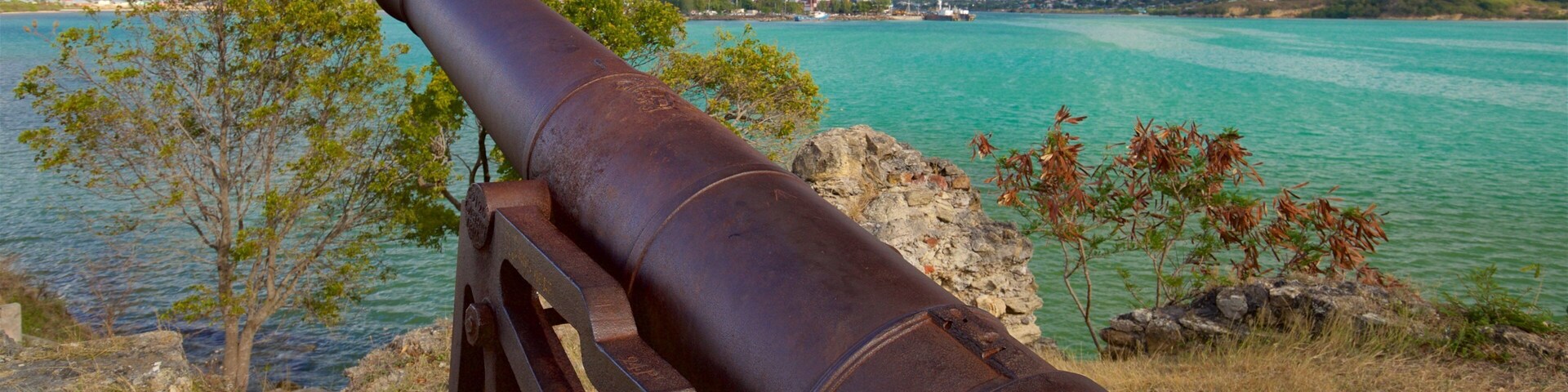 Fort James showing military items, heritage elements and general coastal views