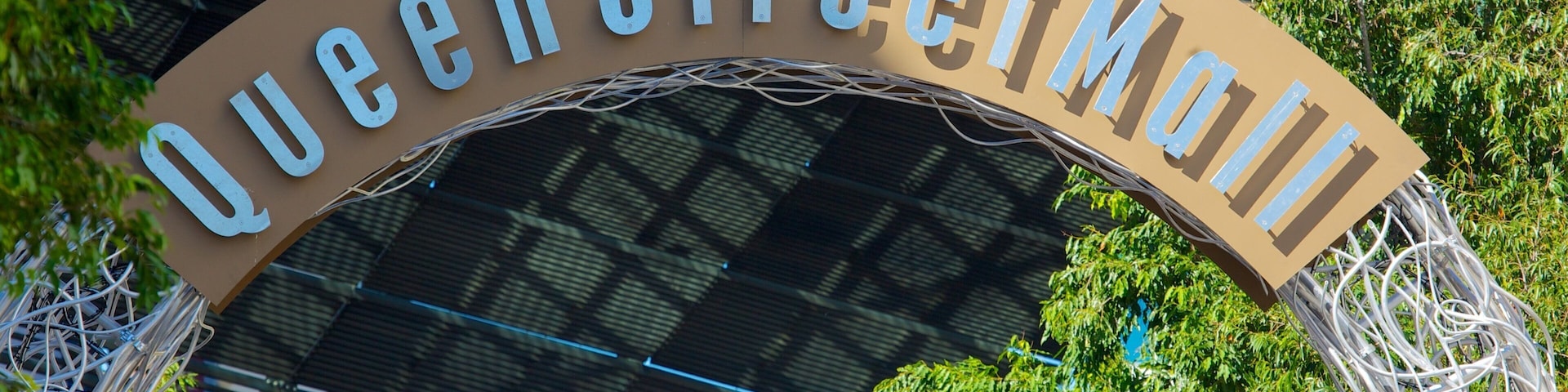 Queen Street Mall que inclui sinalização