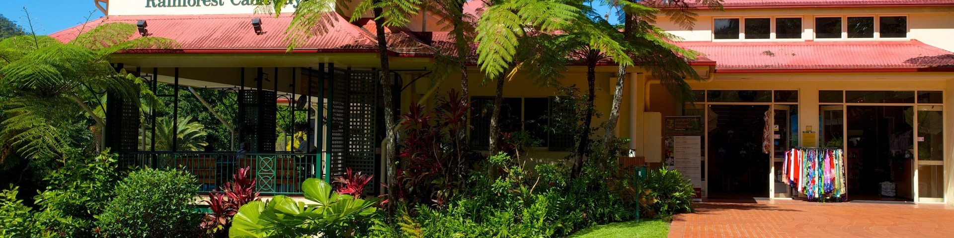 Um edifício com uma placa que diz 'Skyra Rainforest Cabay'.