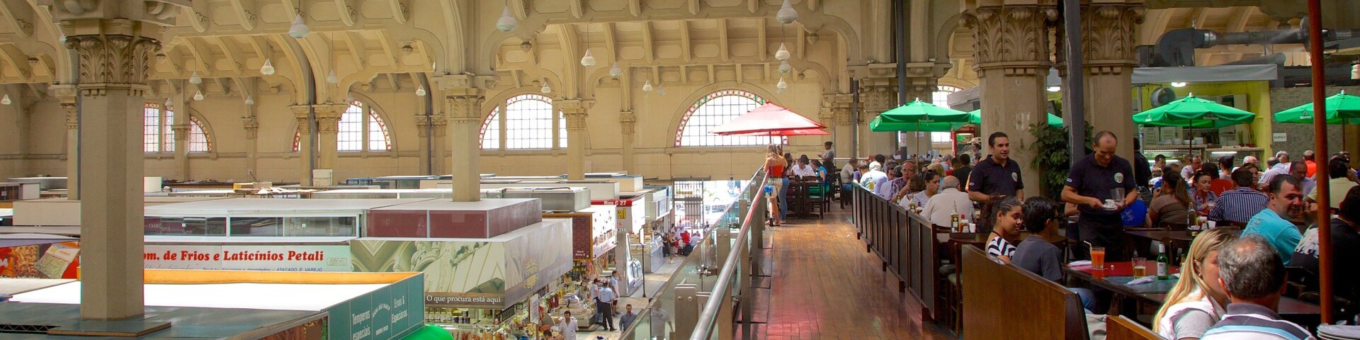 Mercado Municipal which includes cafe lifestyle, interior views and markets