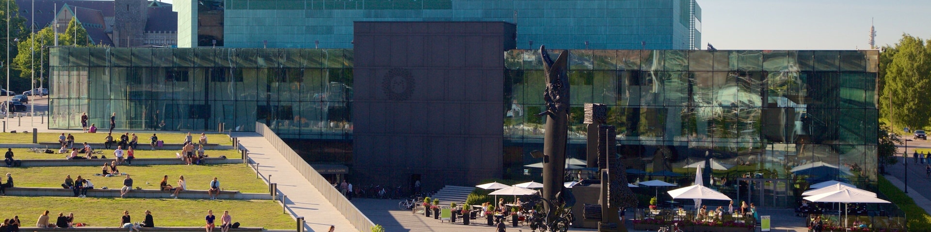 Kiasma Museum of Contemporary Art showing a park