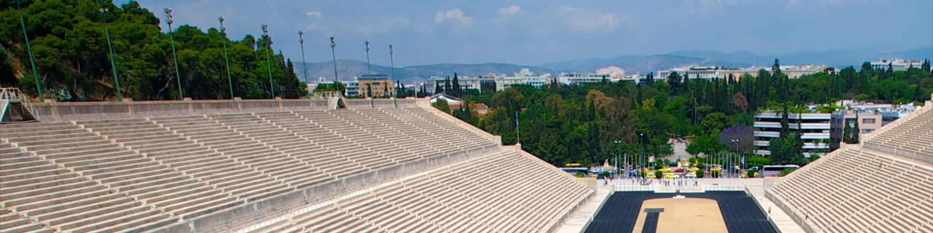 Estádio vazio com arquibancadas escalonadas e pista central.