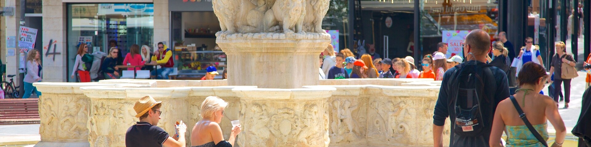 Morosini Fountain showing a fountain
