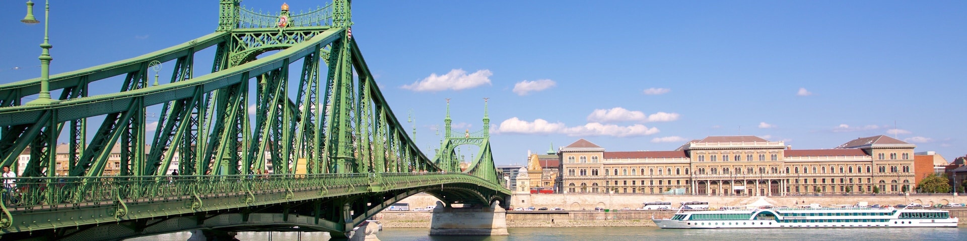 Szabadság híd mostrando uma ponte, um rio ou córrego e uma balsa