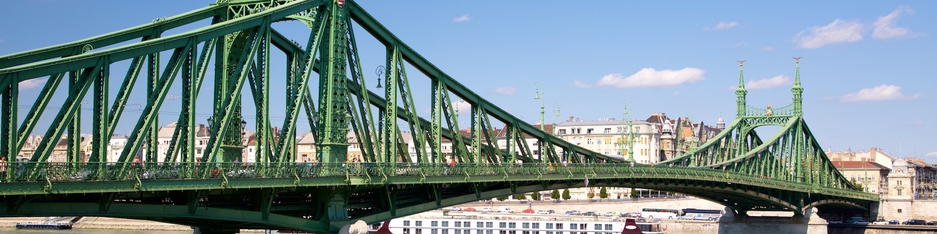 Szabadság híd caracterizando uma ponte e um rio ou córrego