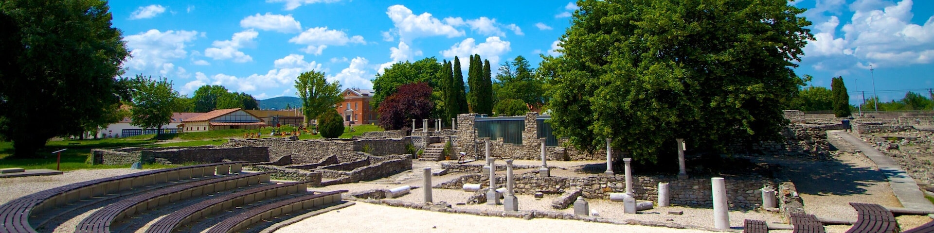 Aquincum which includes heritage architecture and a ruin