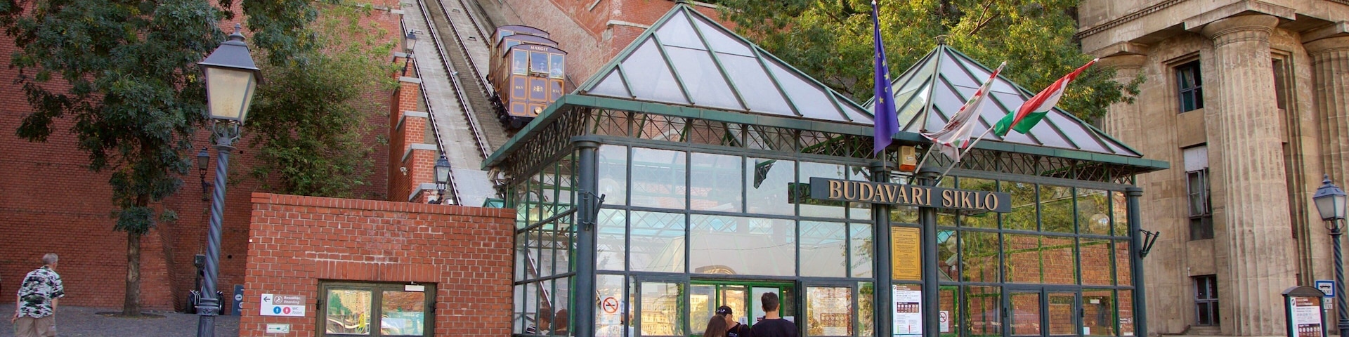 Funicular do Castelo de Budapeste que inclui itens de ferrovia e sinalização assim como um casal