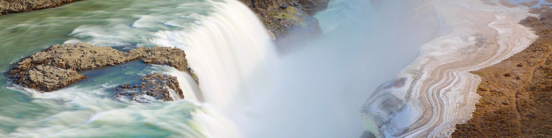 Cascata Gullfoss mostrando um desfiladeiro ou canyon, neblina e uma cascata