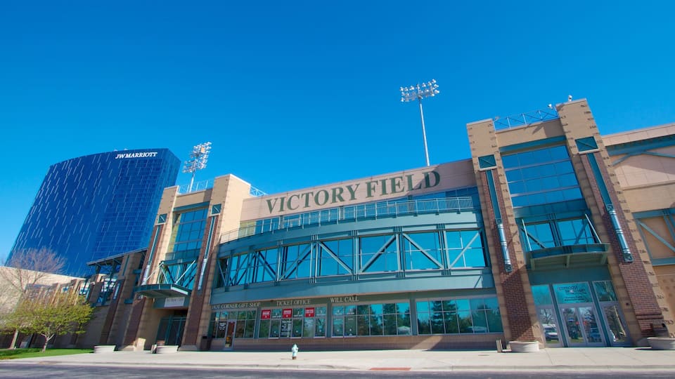 White River State Park mostrando sinalização, paisagens da cidade e arquitetura moderna