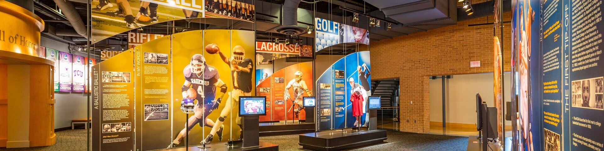 Museu de esportes com exposições de futebol, lacrosse e golfe.