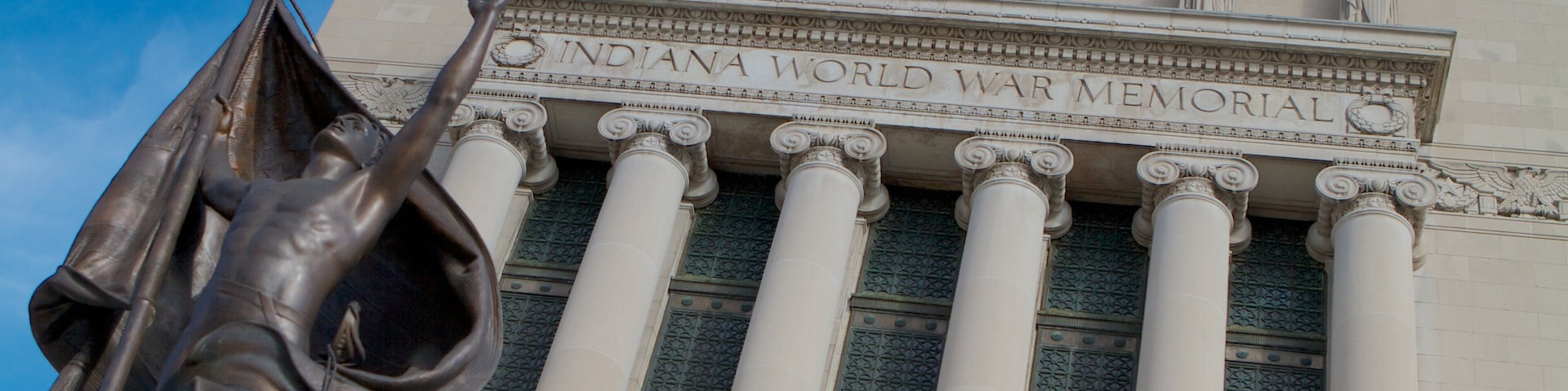 Indiana War Memorial showing a statue or sculpture, a memorial and art