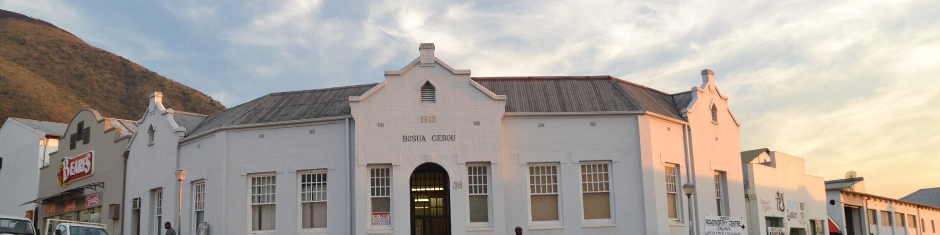 The old gold mining town Barberton, in Mpumalanga, South Africa, has lots of picturesque colonial buildings. It is worth a stop for a few days, when/if you are in the area. It is nicer and more fun than nearby Neilspruit.
Behind the mountains in the background lies beautiful Swaziland, which you can read about here: http://www.earthseeing.com/swaziland-night-listen-sound-animals/
#southafrica #baberton #colonial #arcitecture #mountains #swaziland