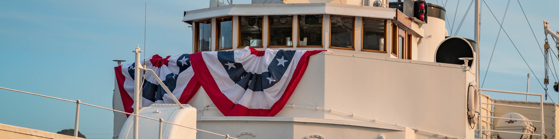 Um barco chamado POTOMAC, com uma bandeira e diversas antenas.