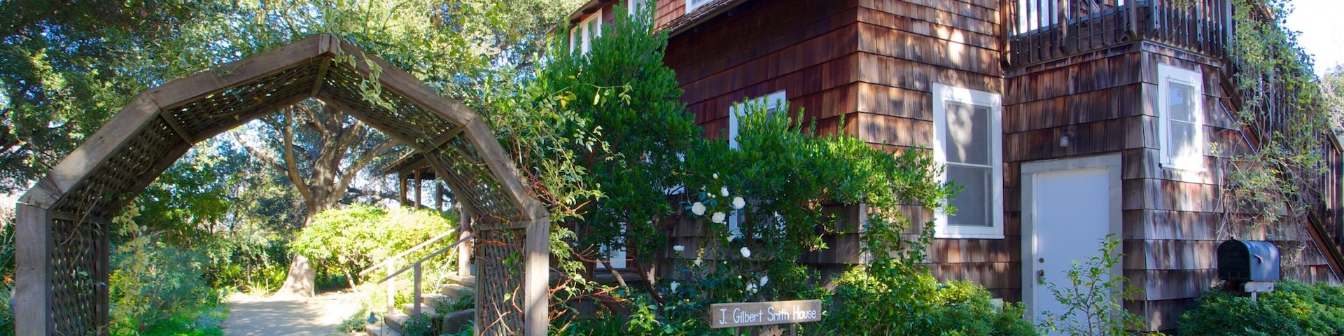 Los Altos History Museum featuring a house and a garden
